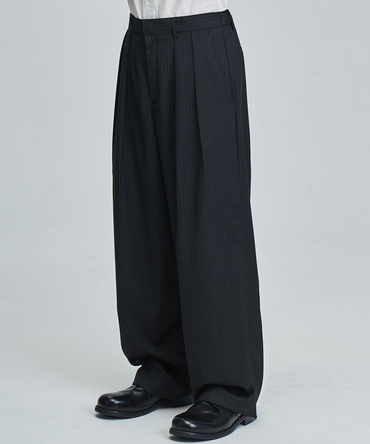 MUSINSA | PRAIRIE Two-Tuck Pinstripe Wide Slacks (BLACK)