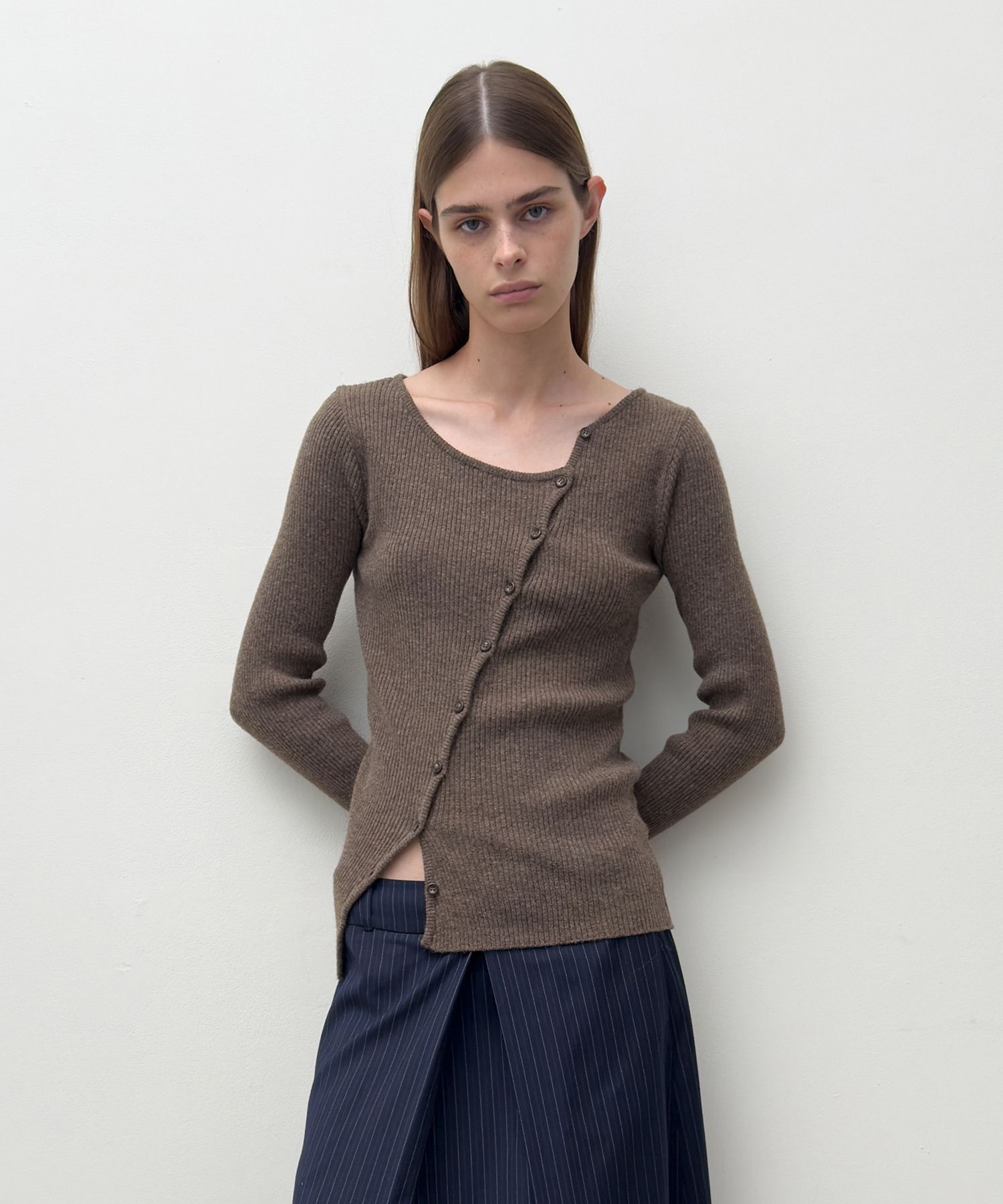 MUSINSA公式 | DIAGONAL DIAGONAL BUTTON KNIT (brown)