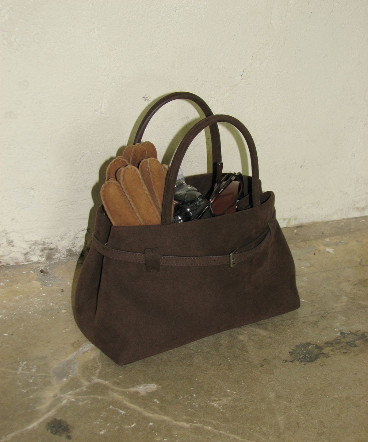 언타이디(UNTIDY) Belted Bag Suede Brown - 사이즈 & 후기 | 무신사