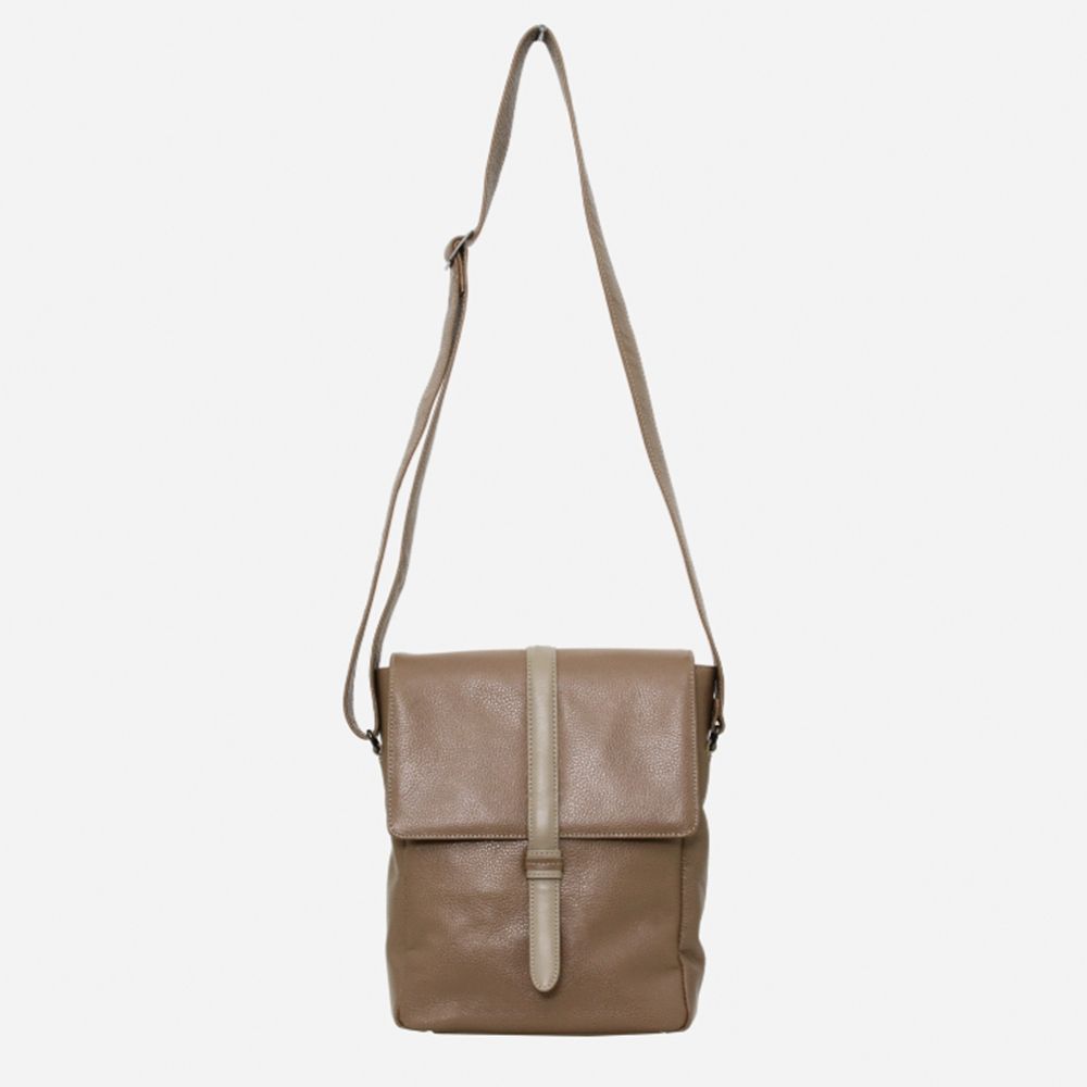 MUSINSA公式 | MATT Classic Shrunken Cowhide Crossbody Messenger Bag in ...