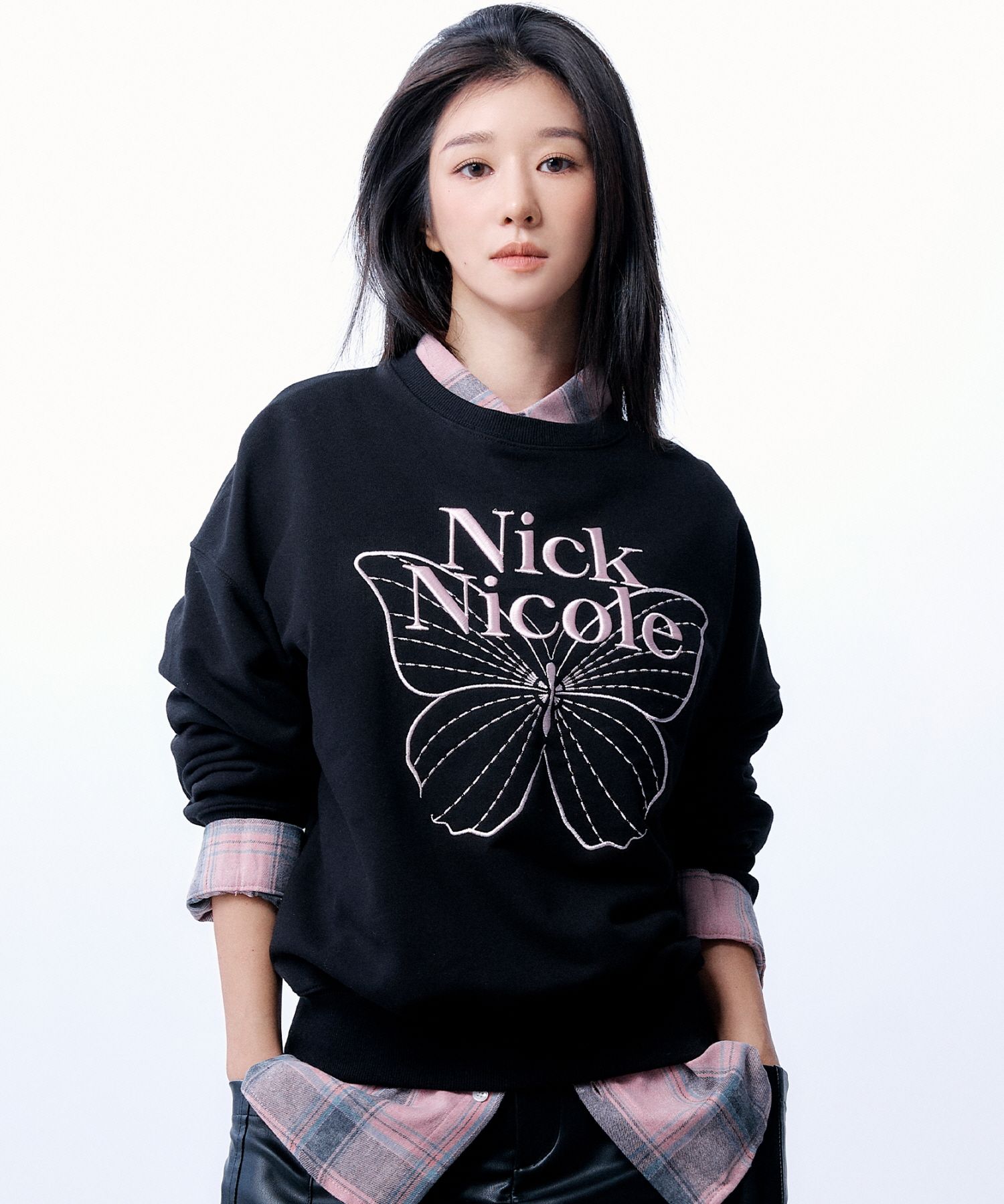 MUSINSA公式 | NICK&NICOLE VOLUME BUTTERFLY SIGNATURE SWEATSHIRT_BLACK PINK
