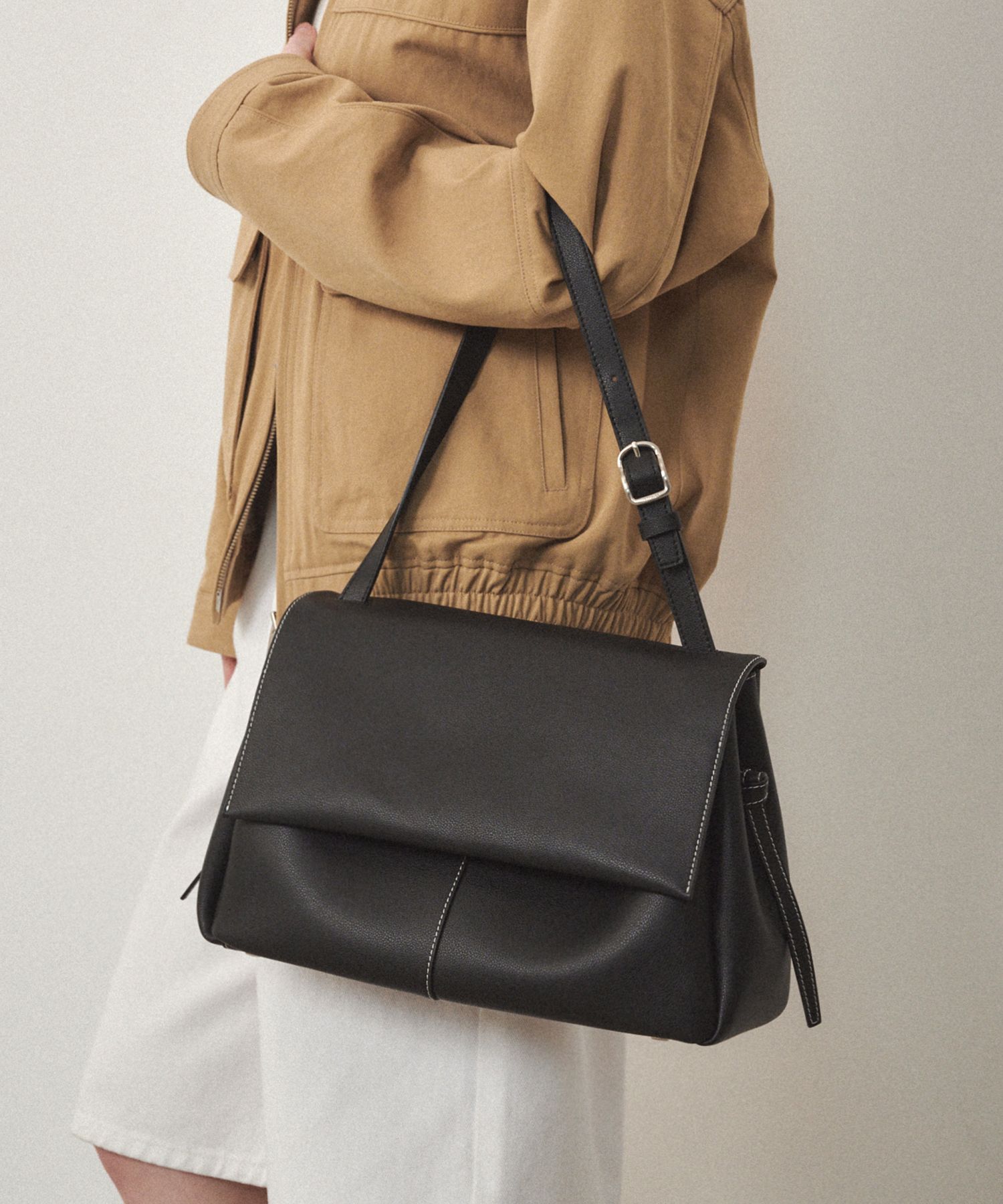 MUSINSA | OSTKAKA Mora Flap Shoulder Black