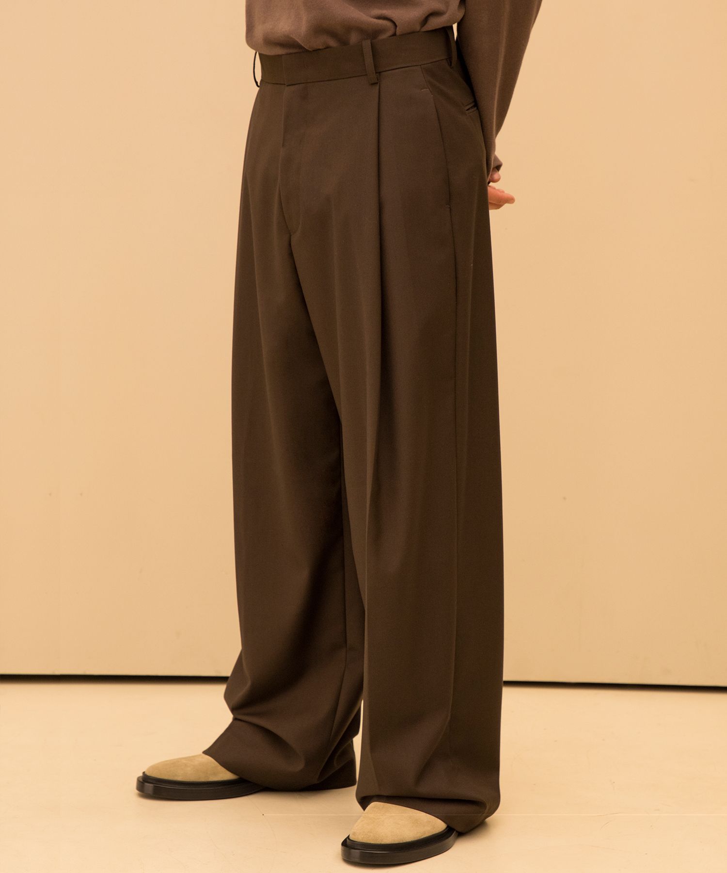 MUSINSA | SIGNATURE One chin wide slacks [deep brown]