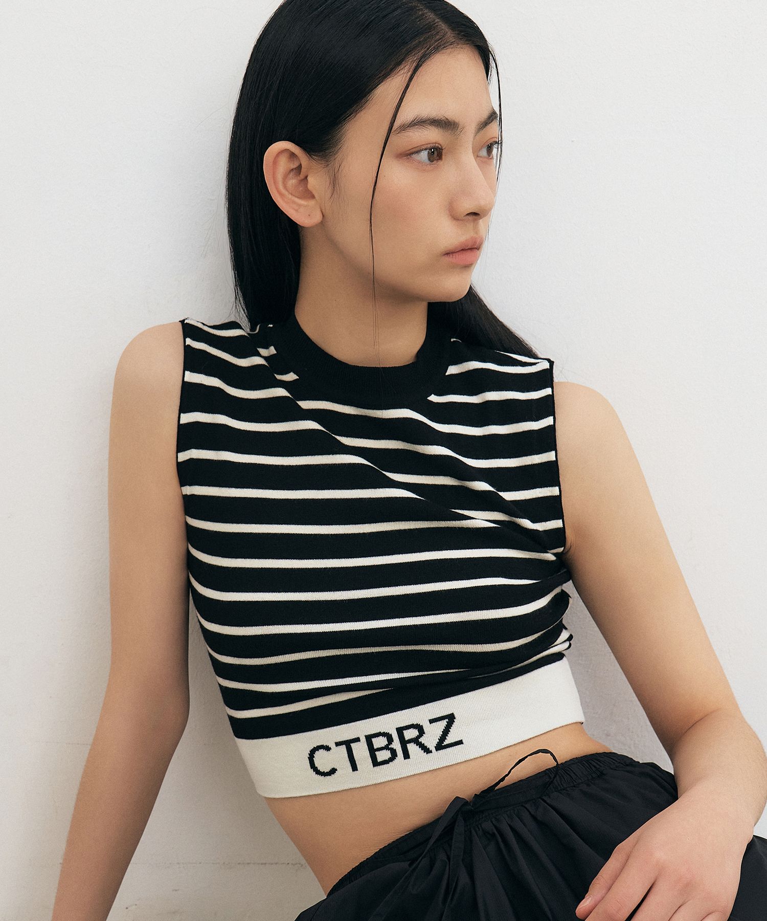 MUSINSA公式 | CITYBREEZE WOMAN [22SS] LOGO SLEEVELESS CROP TOP _BLACK WHITE