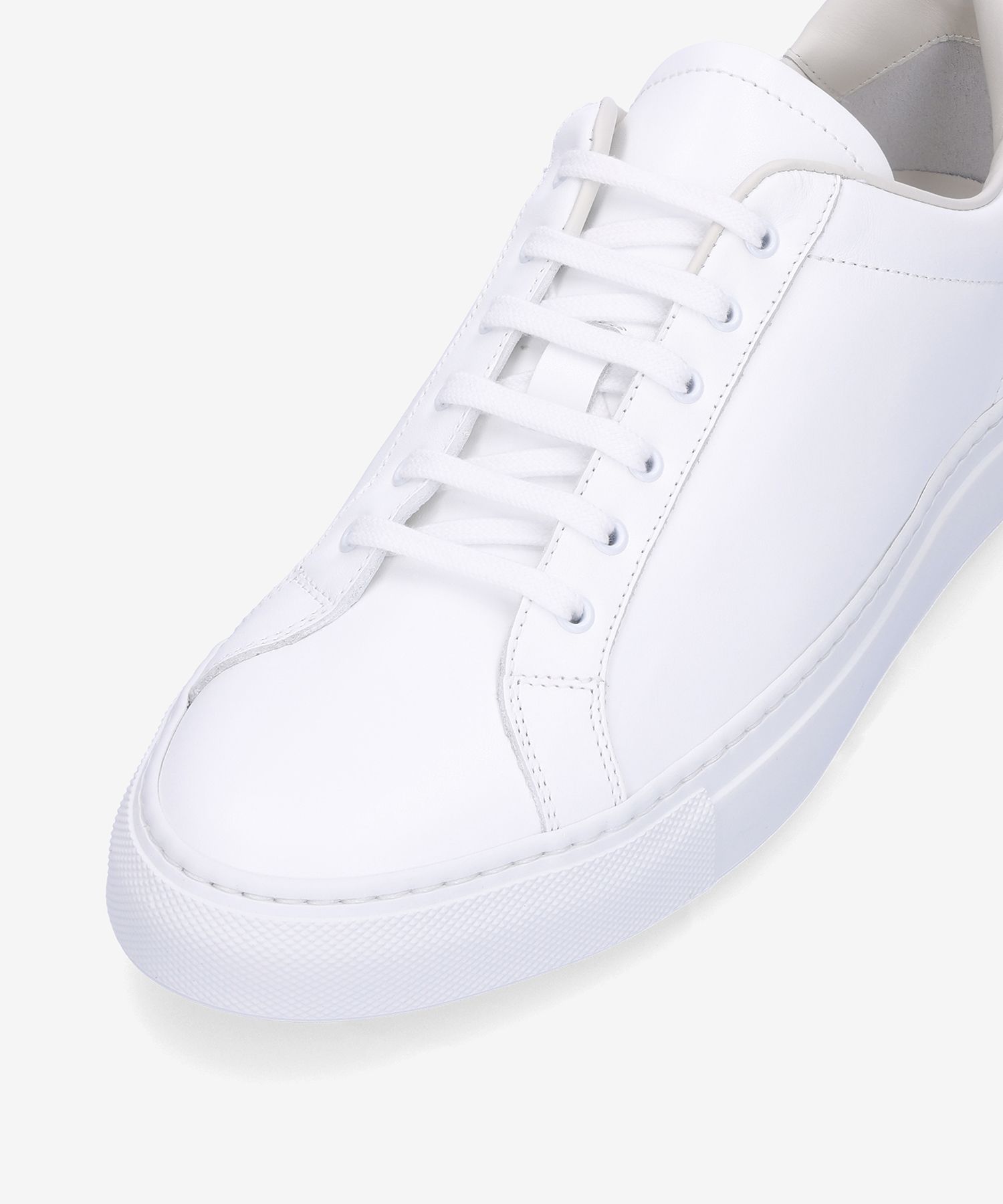 MUSINSA | COMMON PROJECTS Blue Tab Retro Low Sneakers - White / 23670507