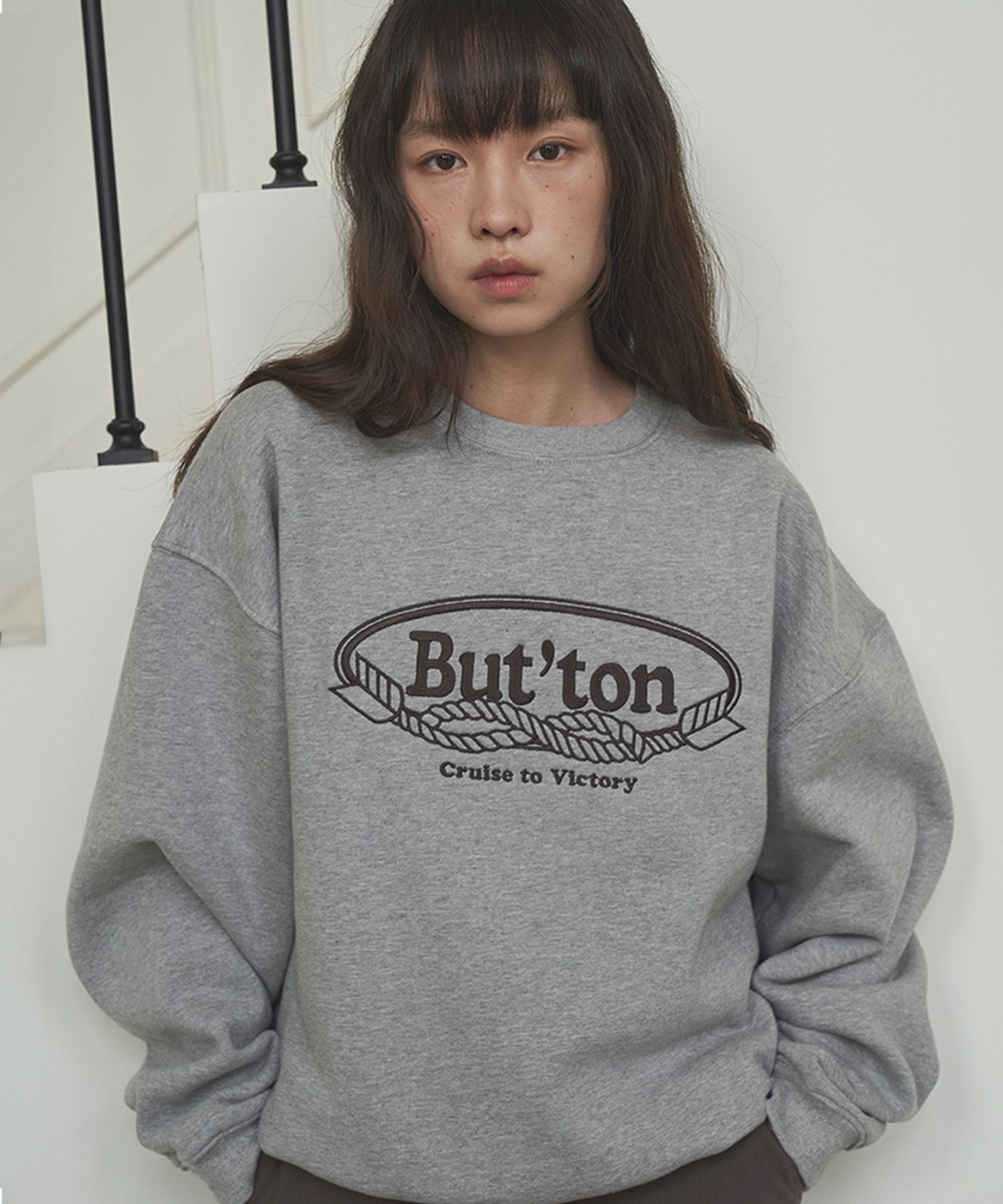 MUSINSA | BUT'TON Button Logo Sweatshirt-Grey