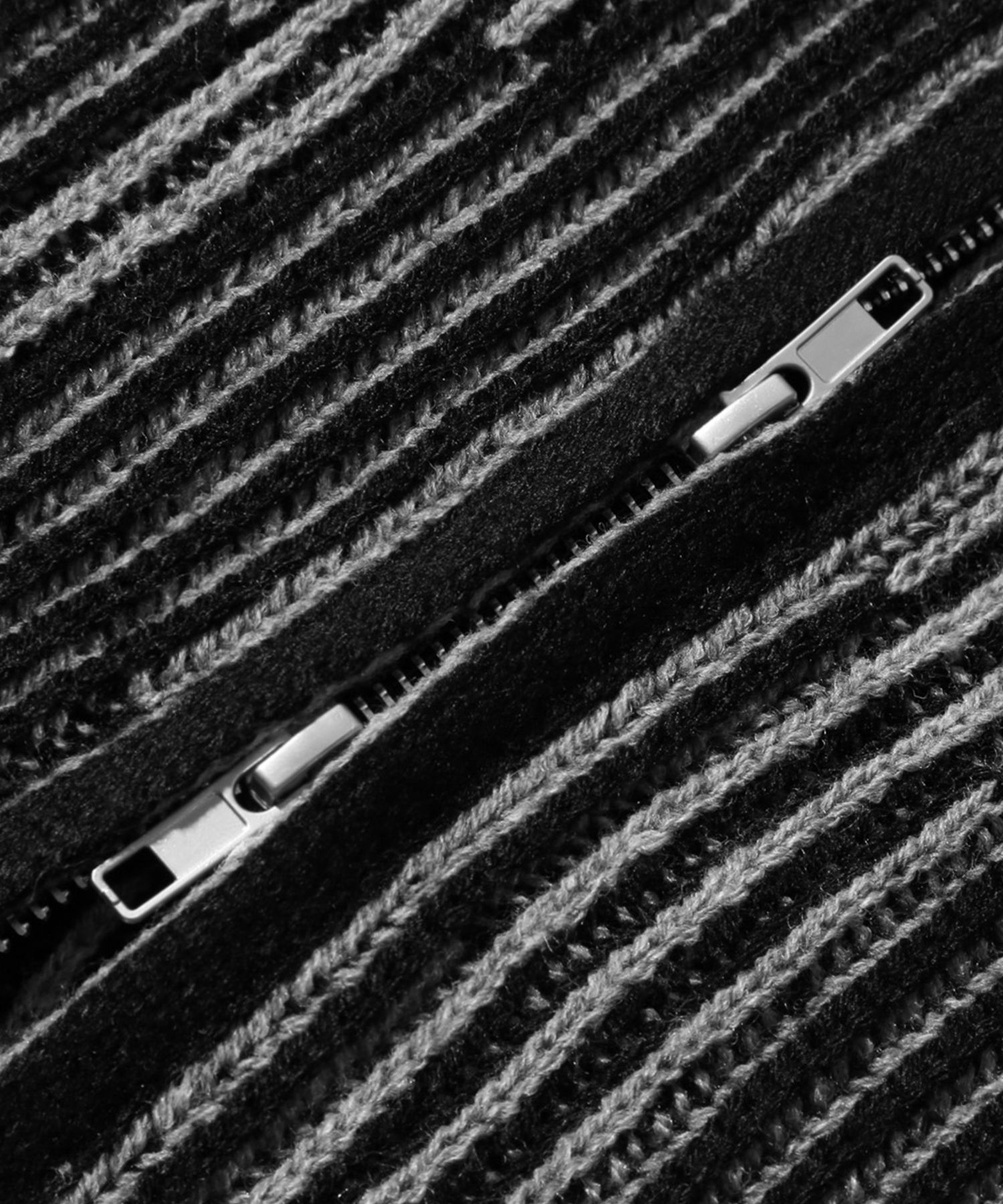 MUSINSA | TRILLION Washable two-tone hooded zip-up graphic knit (BLACK)