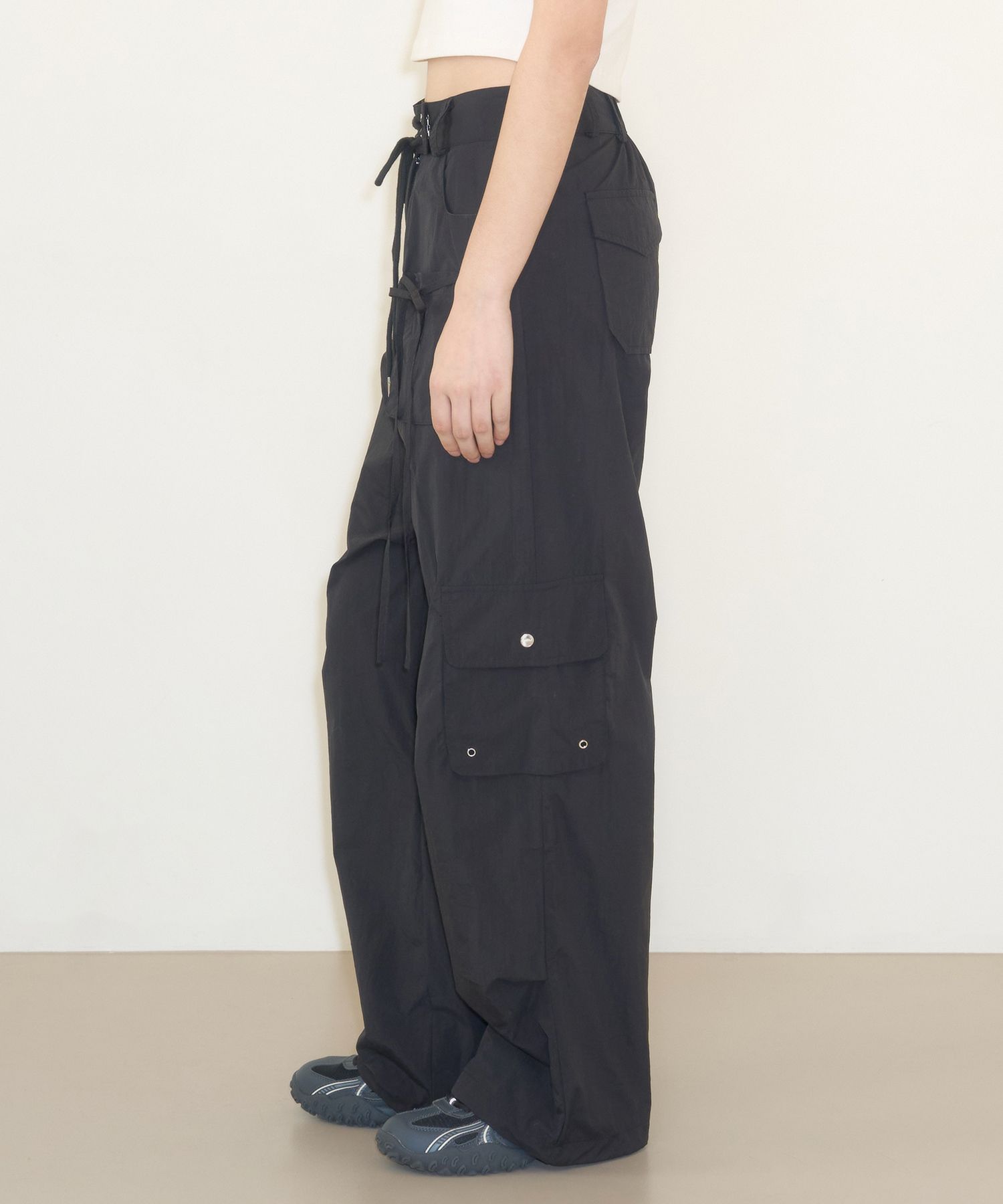 MUSINSA公式 | ILLIGO Nylon string cargo banding pants black