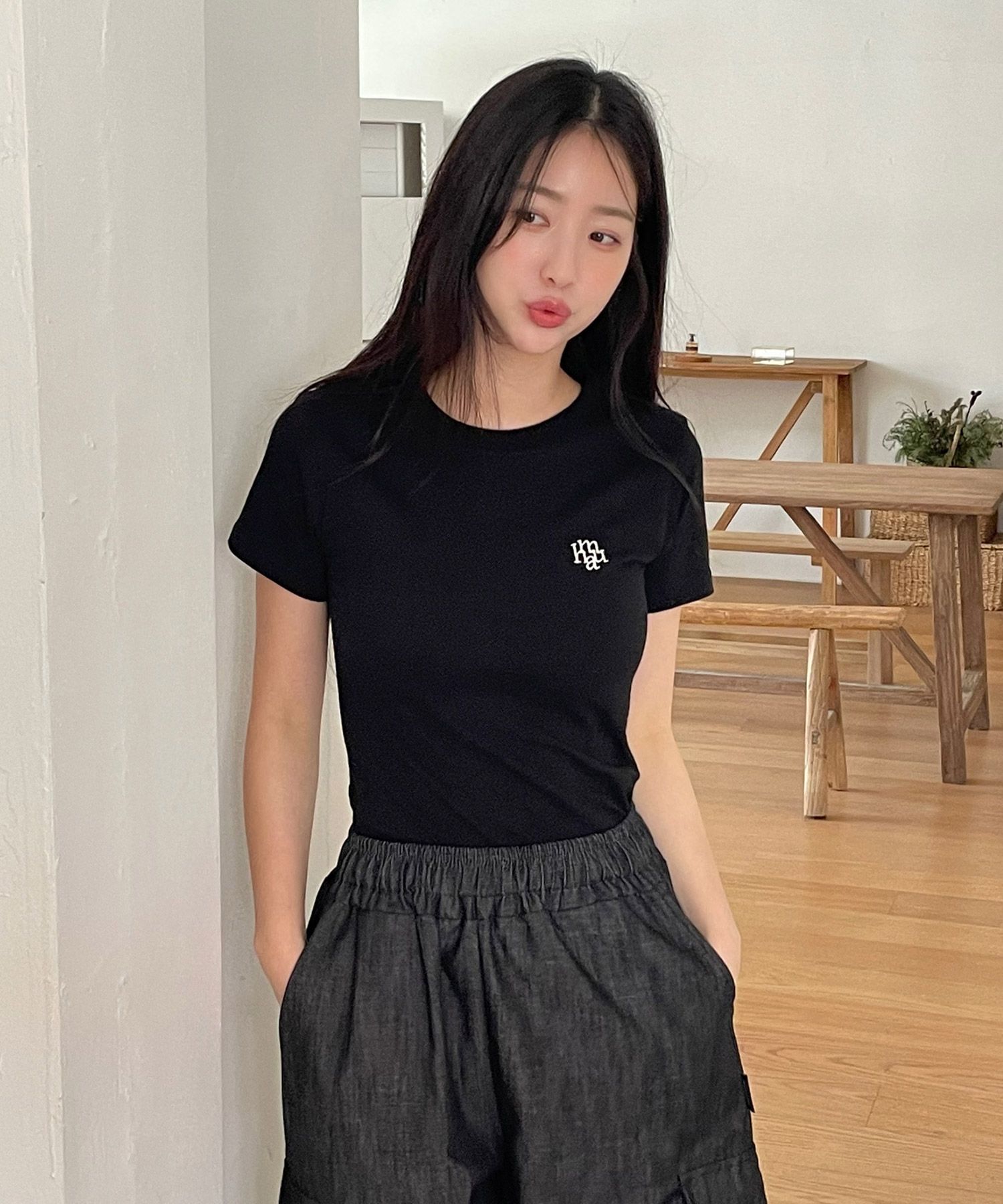 MUSINSA公式 | MUAHMUAH Stitch Logo Basic T-Shirt [Black]