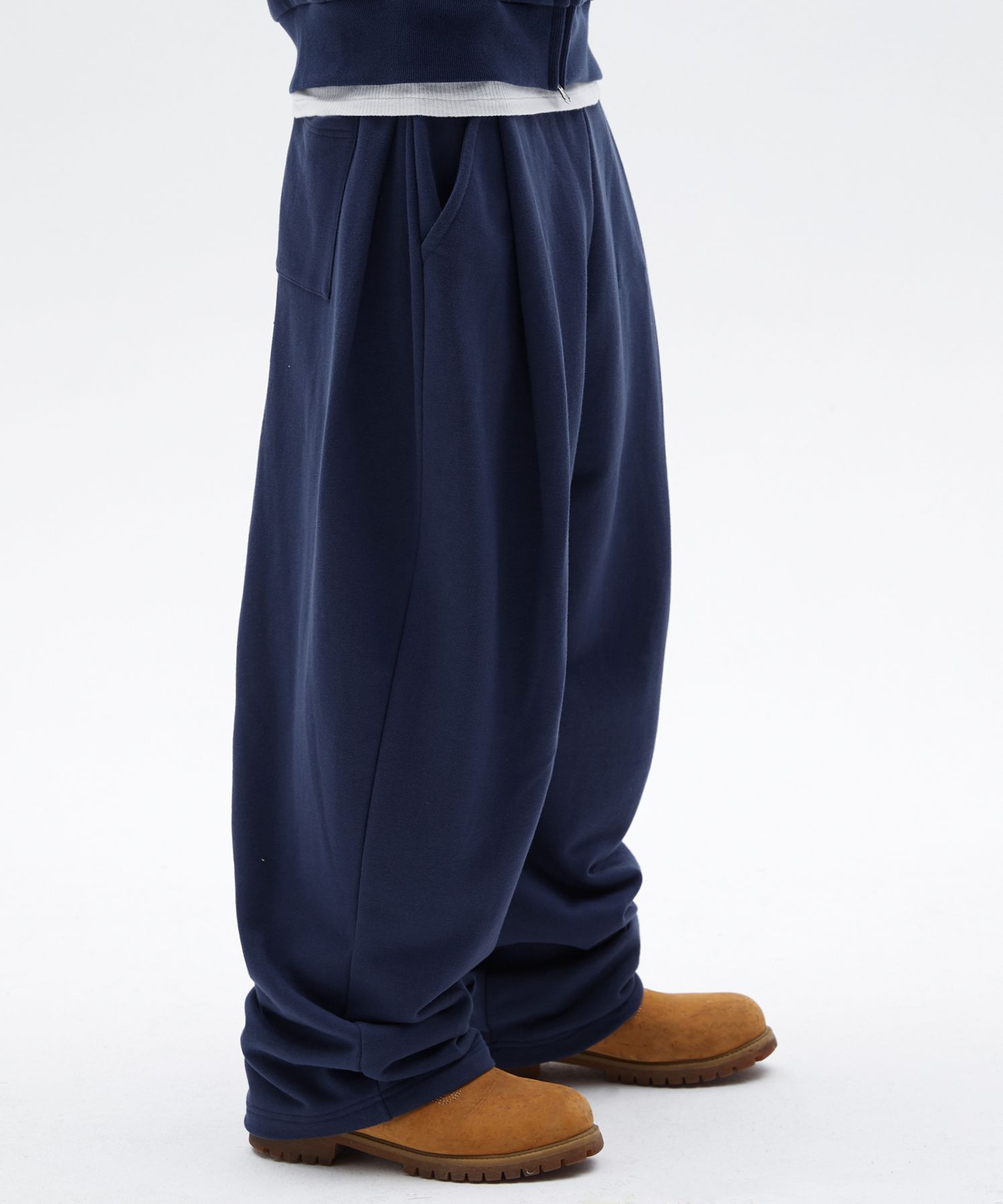 MUSINSA | SUADE TWO TUCK LONG PANTS [NAVY]