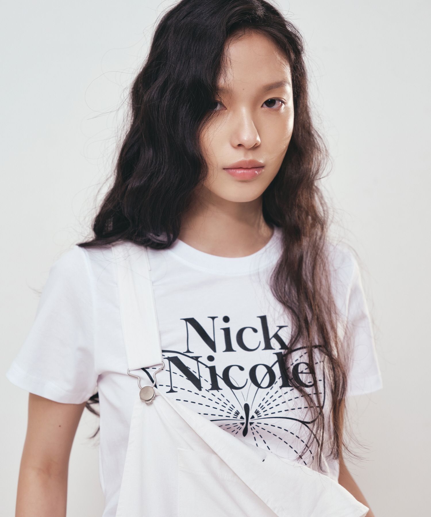 MUSINSA公式 | NICK&NICOLE BUTTERFLY NICOLE LABEL SLIM TOP_WHITE BLACK