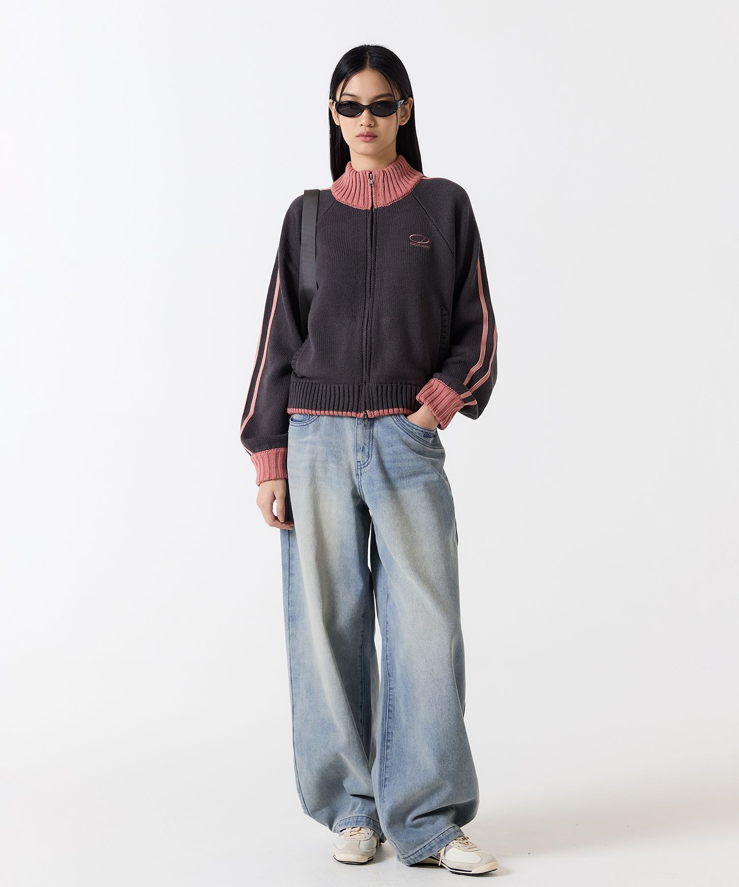 MUSINSA公式 | ODDSTUDIO Sporty Track Semi Crop Knit Zip-Up - CHARCOAL