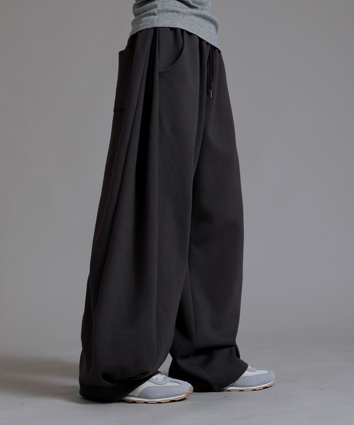MUSINSA公式 | LIKE THE MOST Two Tuck Long Side Over Pants_Charcoal