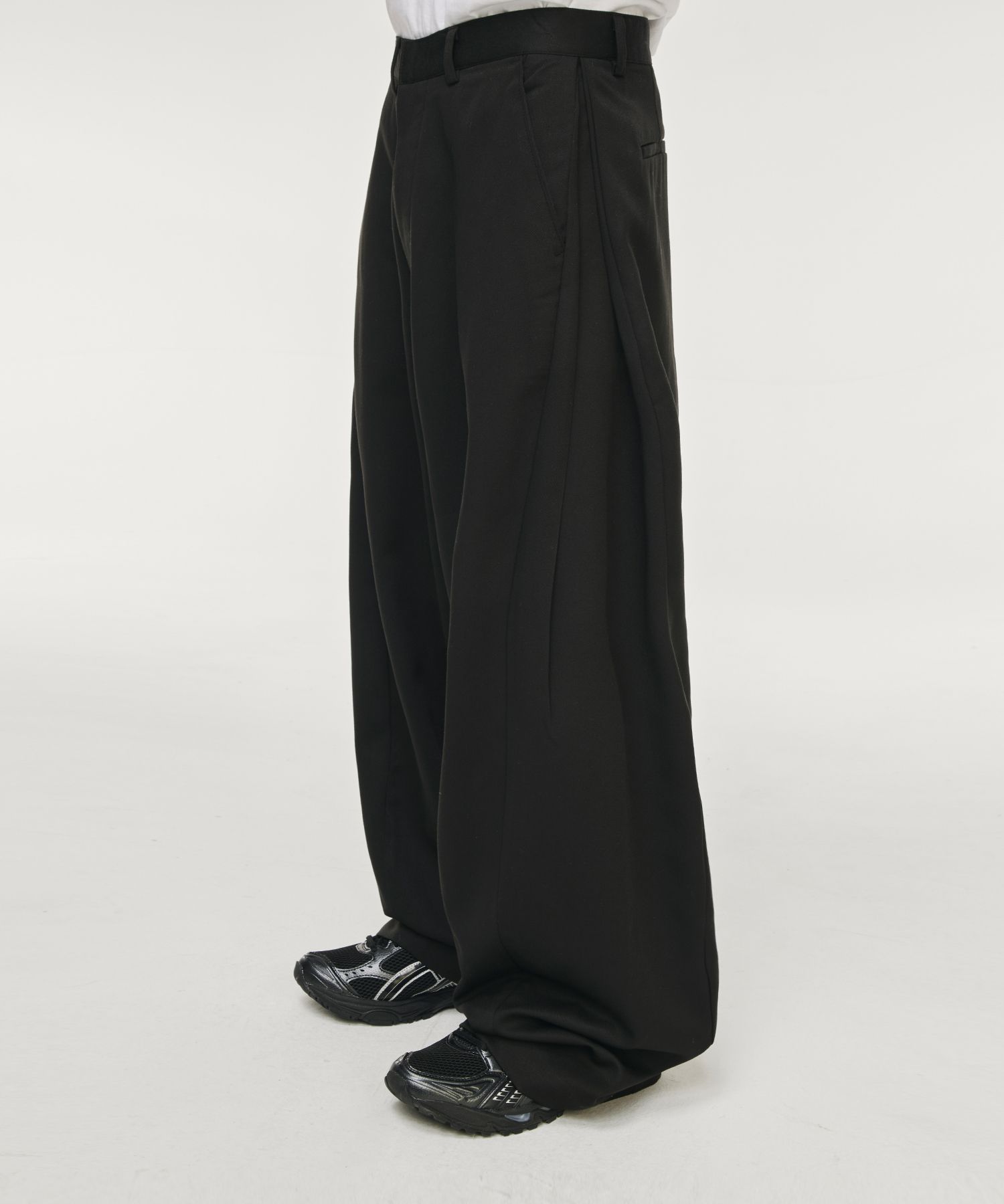 MUSINSA | SIGNATURE Multi-tuck wide slacks [black]