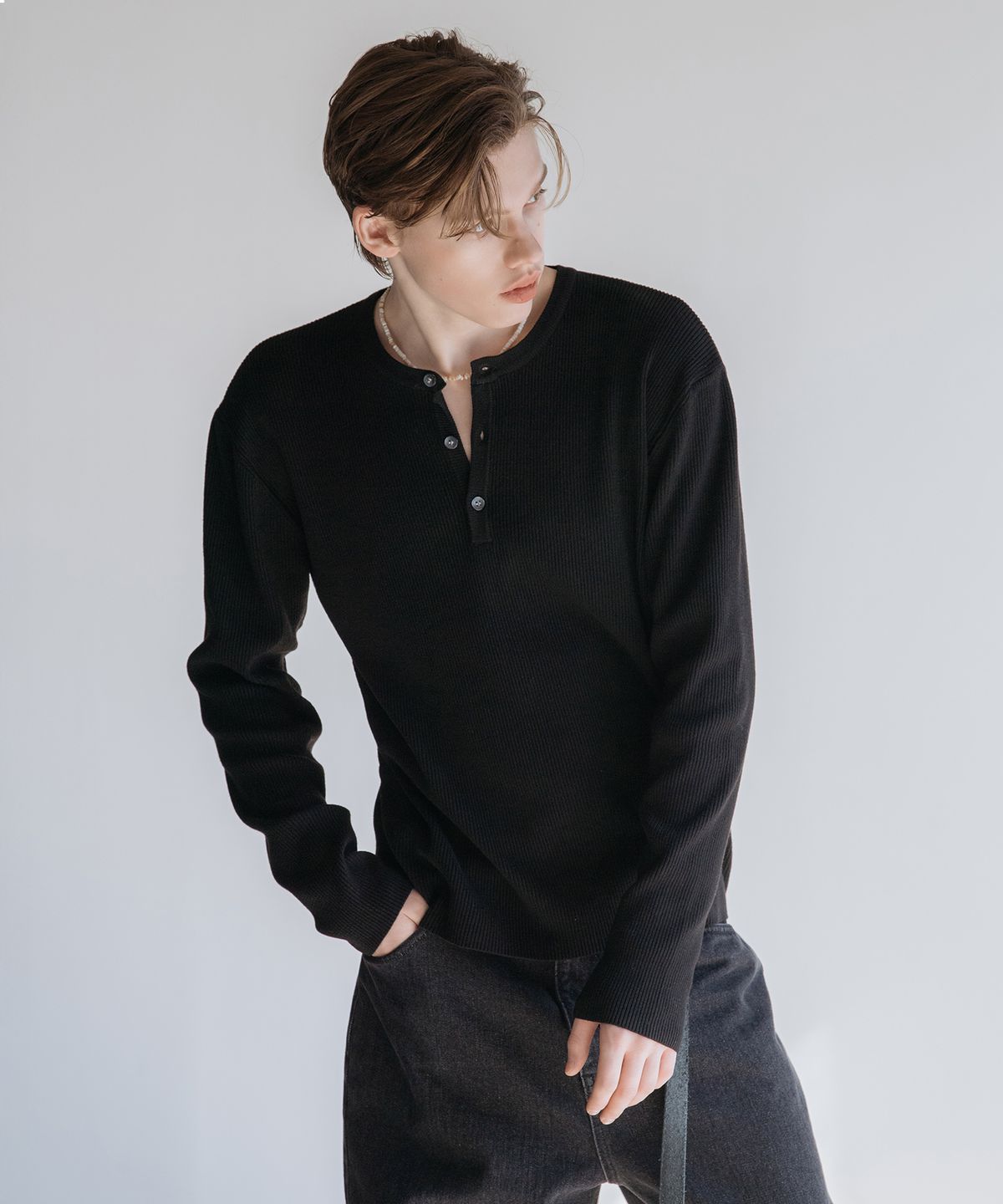 데꼬로소(DECOROSO) 베일 헨리넥 니트 [블랙] - 사이즈 & 후기 | 무신사